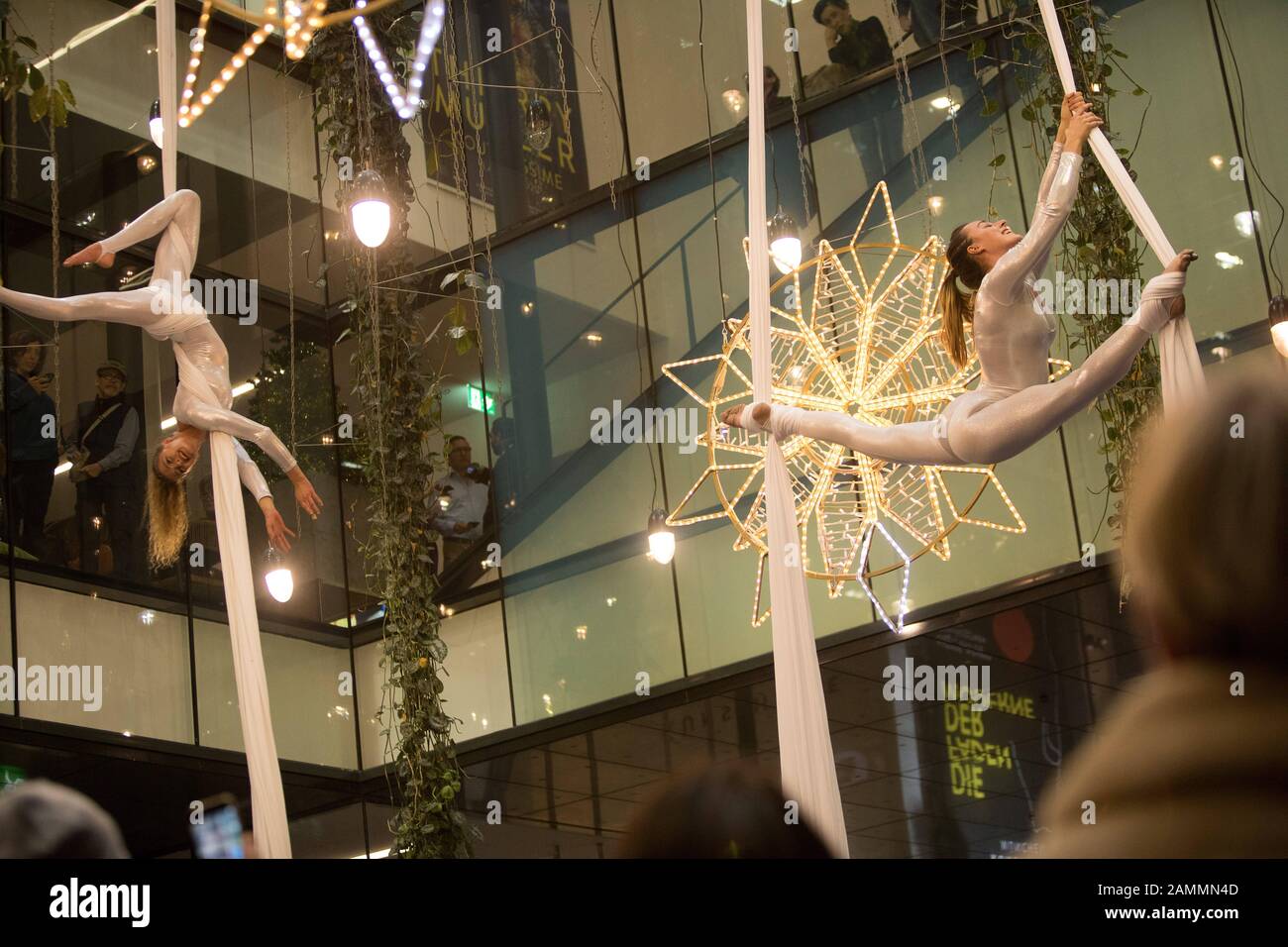 Acrobat star show hi-res stock photography and images - Alamy