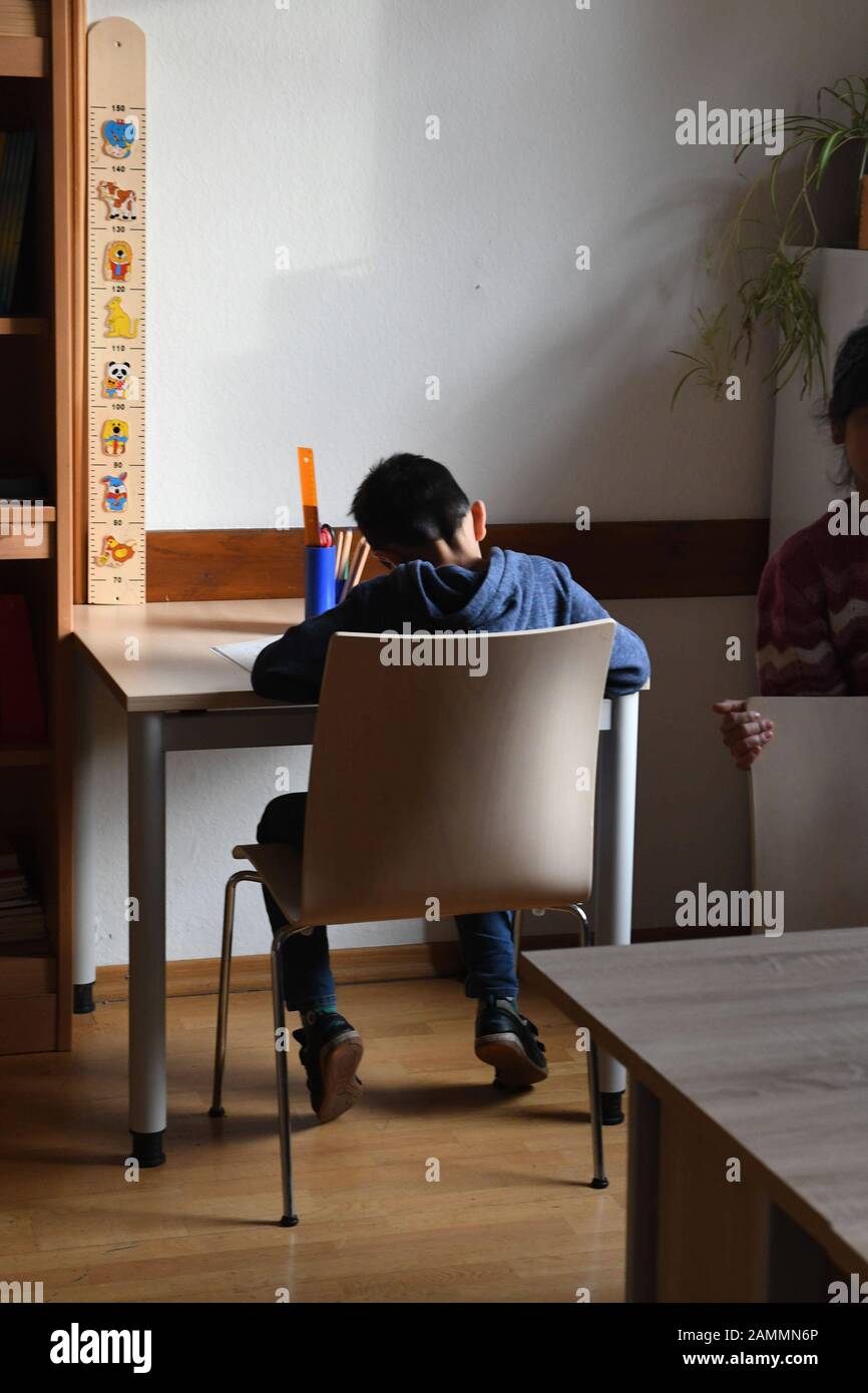 "Education in homelessness": Refugee children from temporarily homeless ...