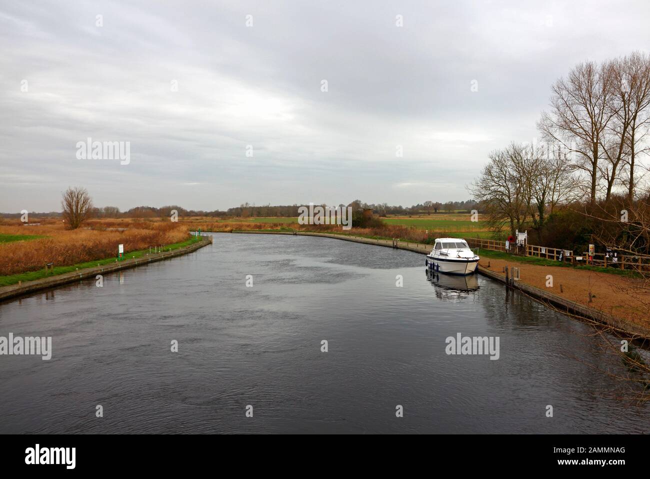A view of the River Ant on the Norfolk Broads in winter upstream of ...