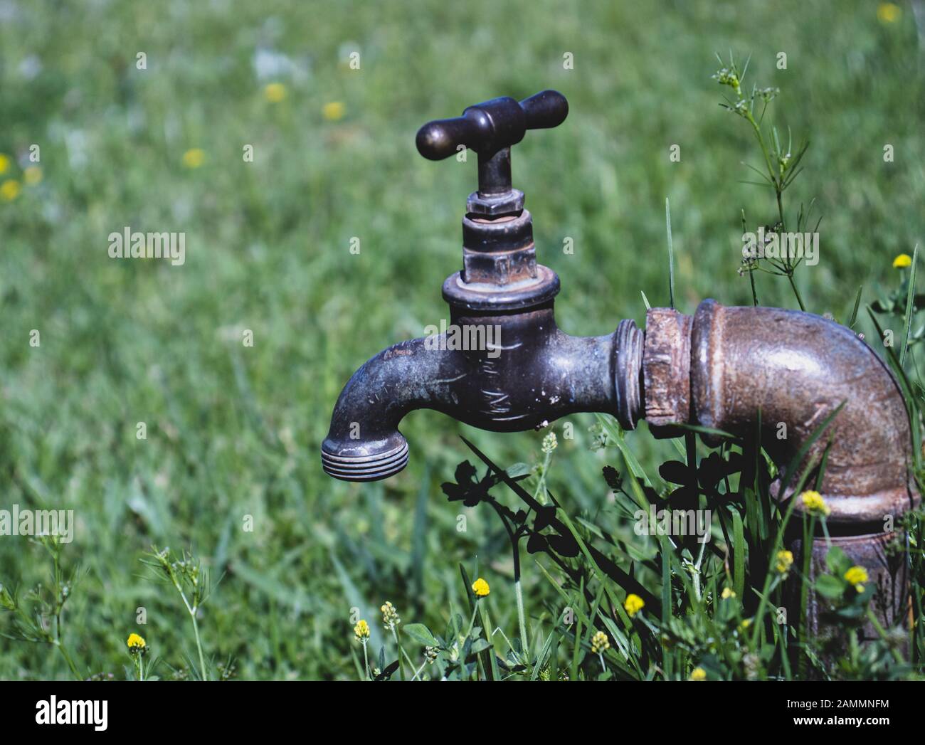 Vintage outdoor water faucet hi-res stock photography and images - Alamy