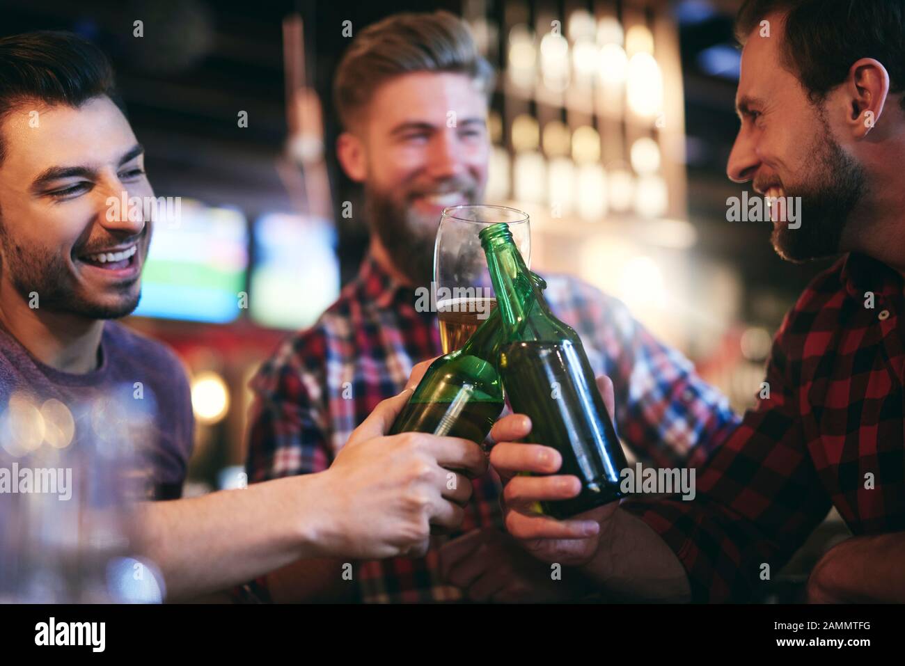 Time for beer with friends in the pub Stock Photo - Alamy