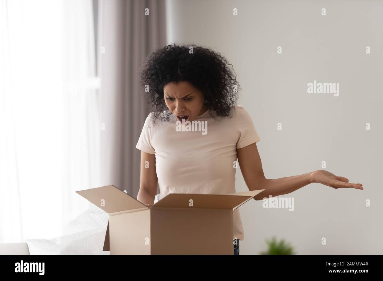 Damaged shipment box hi-res stock photography and images - Alamy