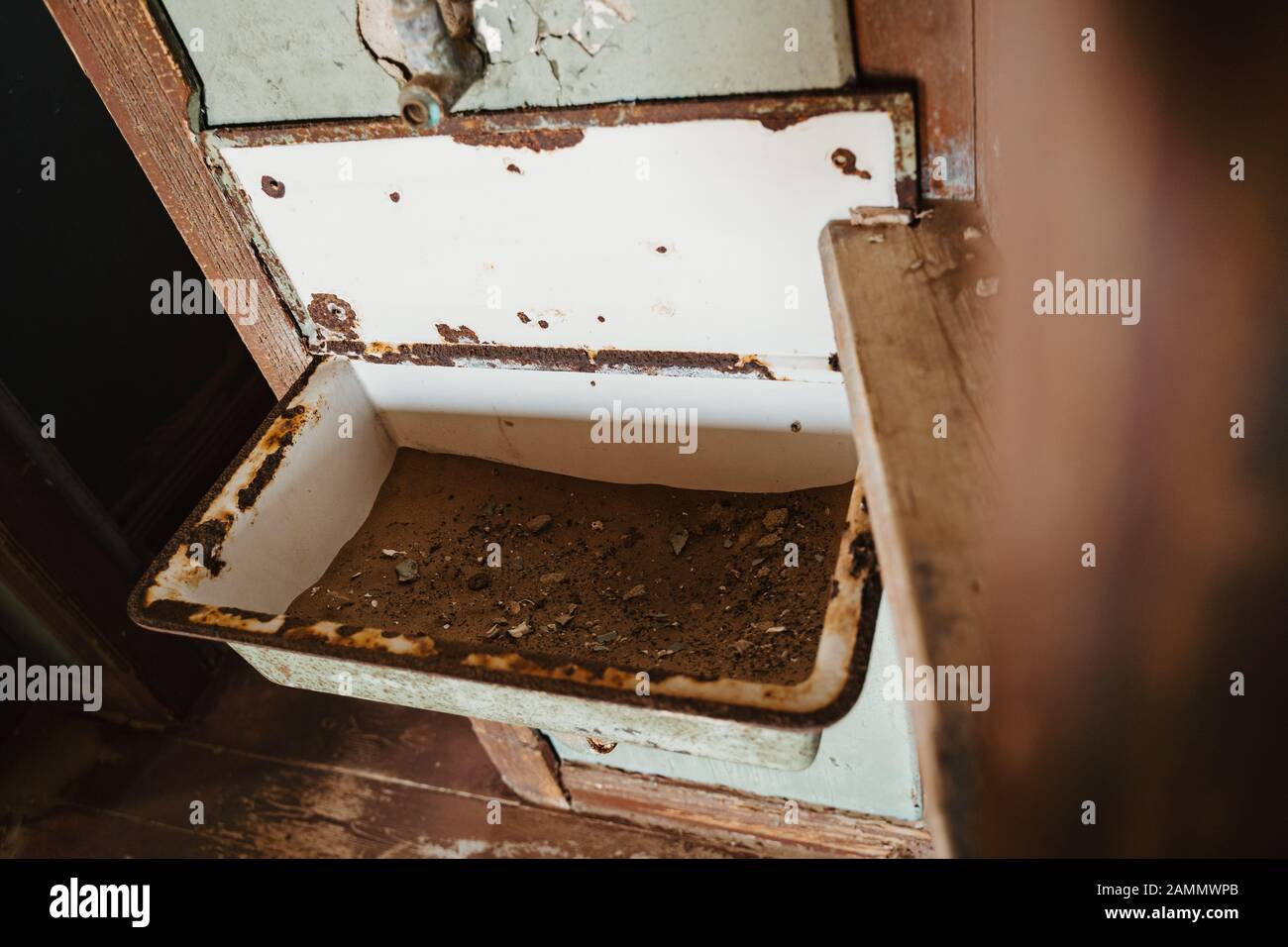 old sink in abandoned building out of order Stock Photo - Alamy