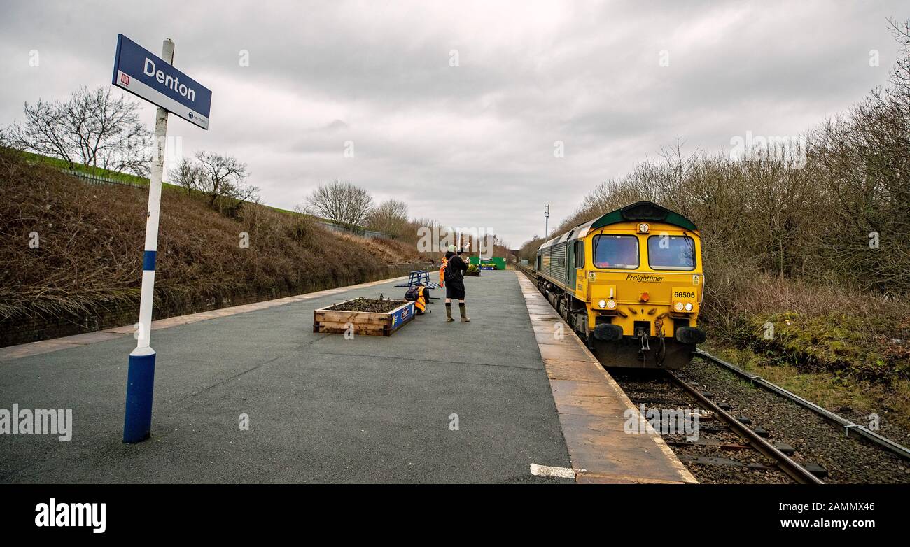 Stanlow thornton railway station hi-res stock photography and images ...