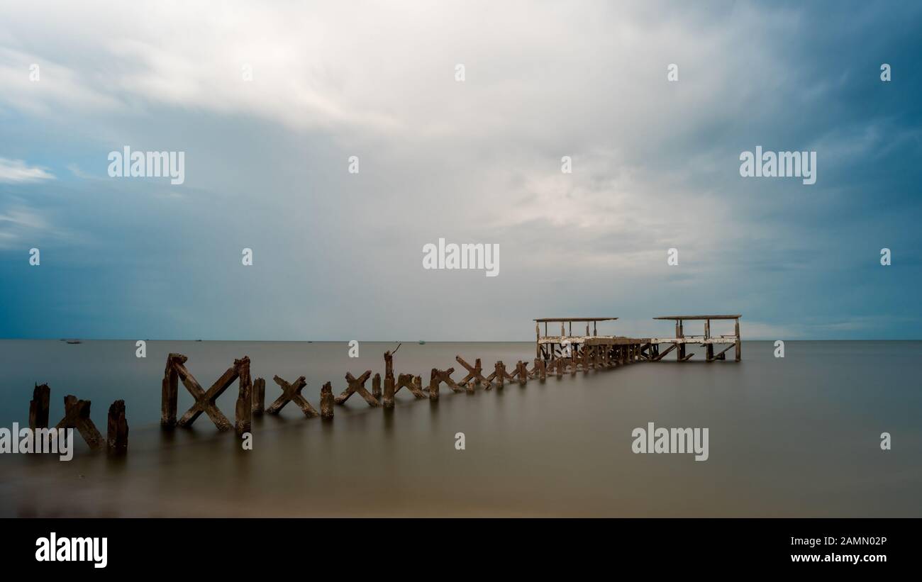 Dock falling down hi-res stock photography and images - Alamy