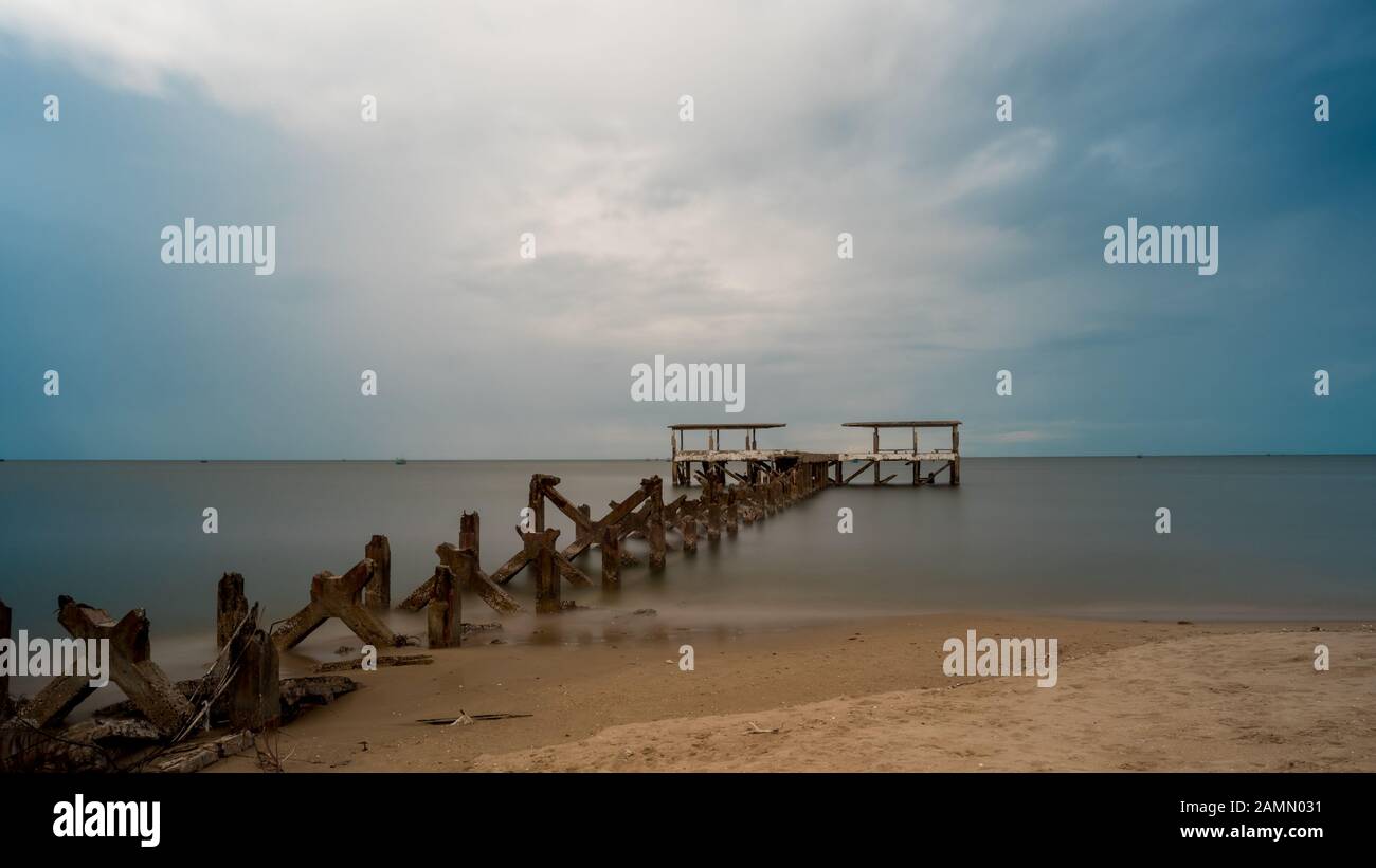 Dock falling down hi-res stock photography and images - Alamy