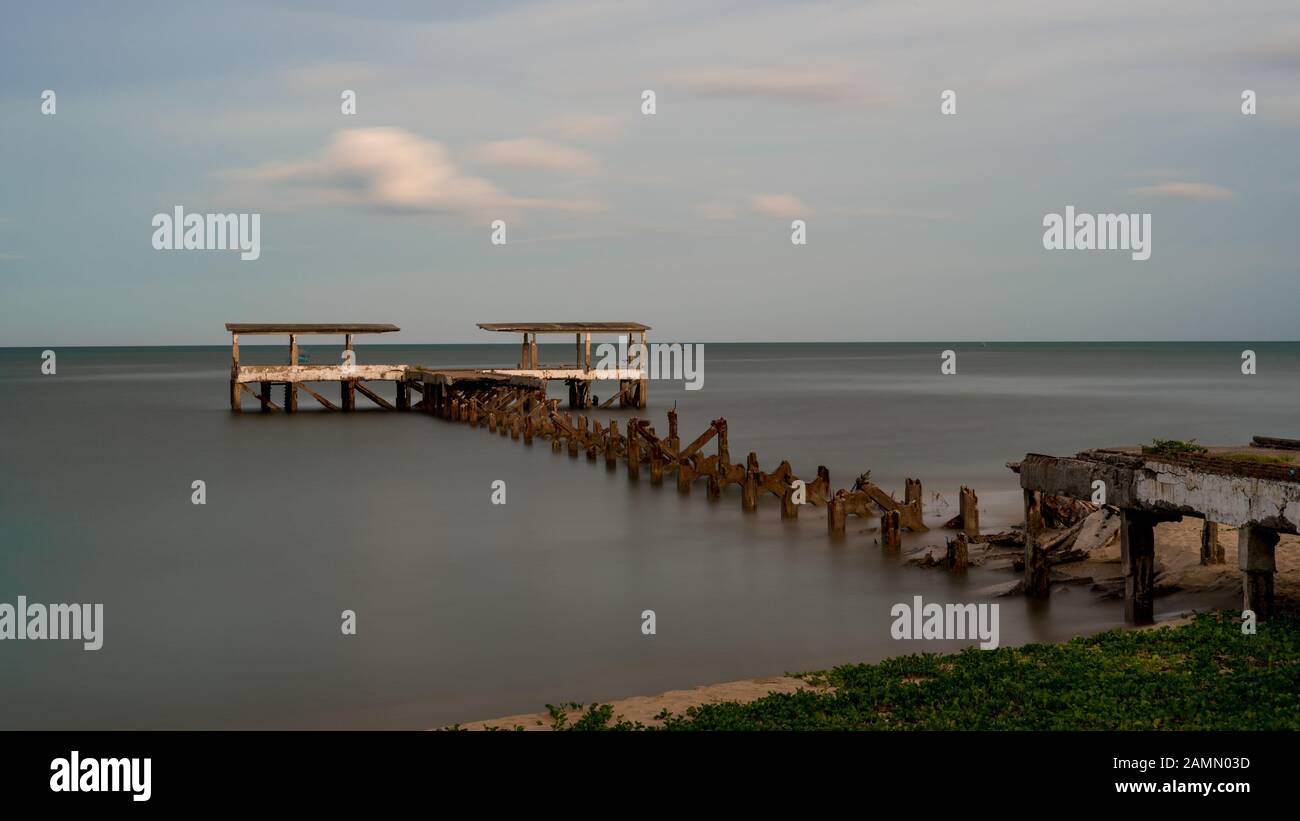 Dock falling down hi-res stock photography and images - Alamy
