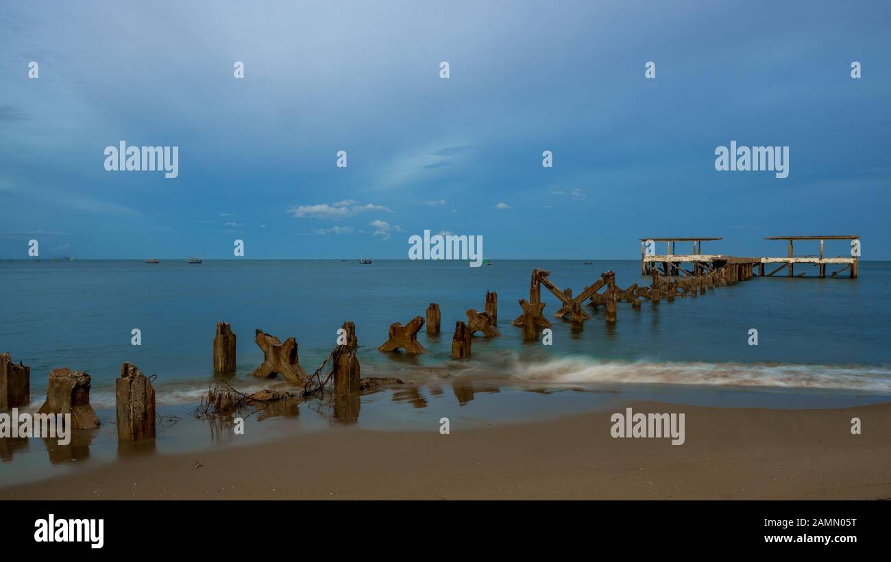 Dock falling down hi-res stock photography and images - Alamy