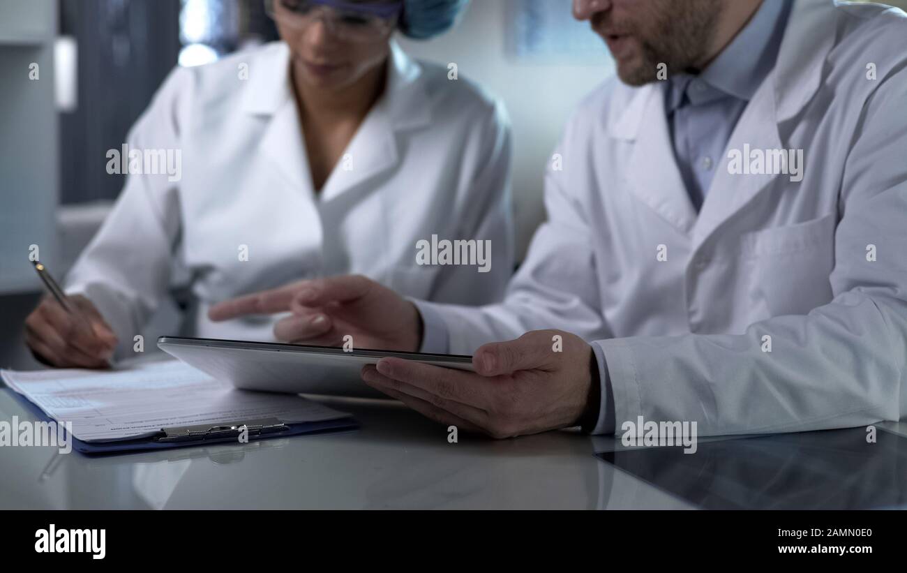 Doctor giving instructions nurse hi-res stock photography and images ...