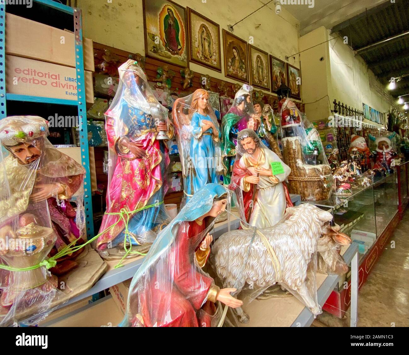 Figurines of saints hi-res stock photography and images - Alamy