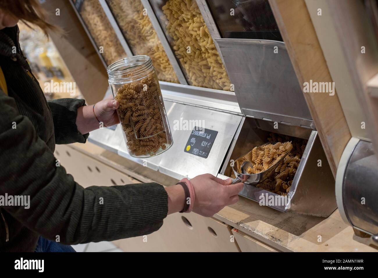 Magdeburg, Germany. 13th Jan, 2020. In the unpackaged shop "Frau Erna`s ...