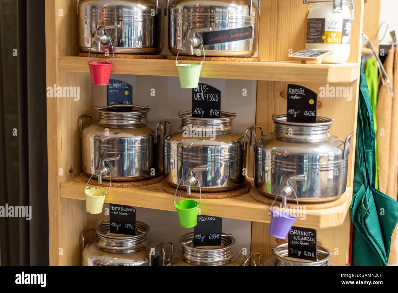 Magdeburg, Germany. 13th Jan, 2020. In the unpackaged shop "Frau Erna`s ...