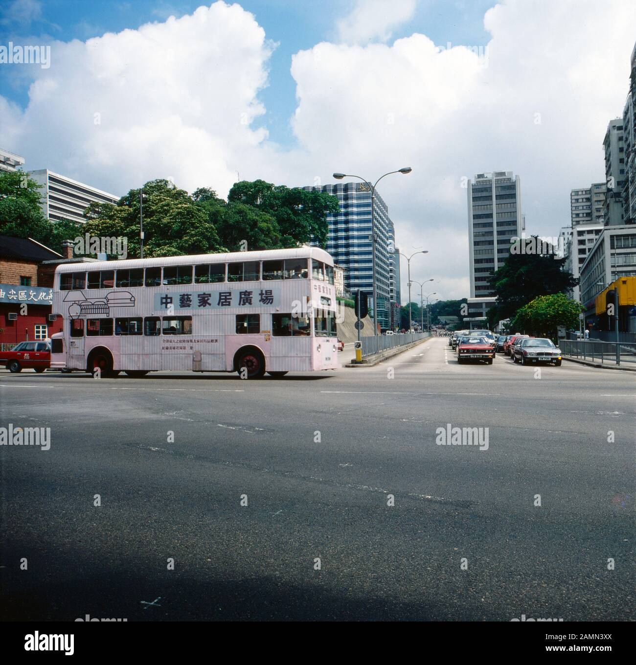 Doppelstöckiger Bus in Hongkong, 1980er Jahre. Double decker bus in the ...