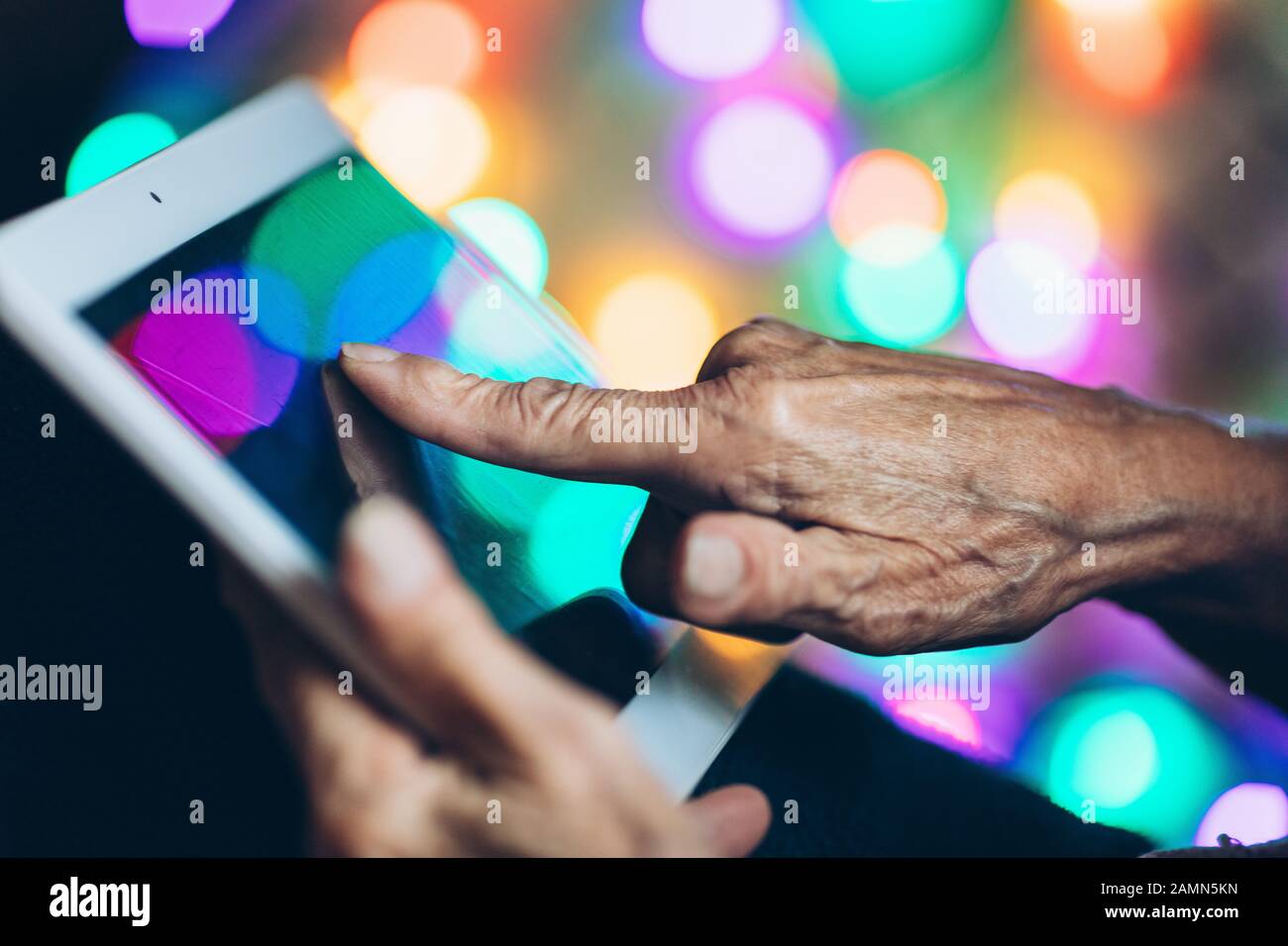 Elderly digital device hi-res stock photography and images - Alamy