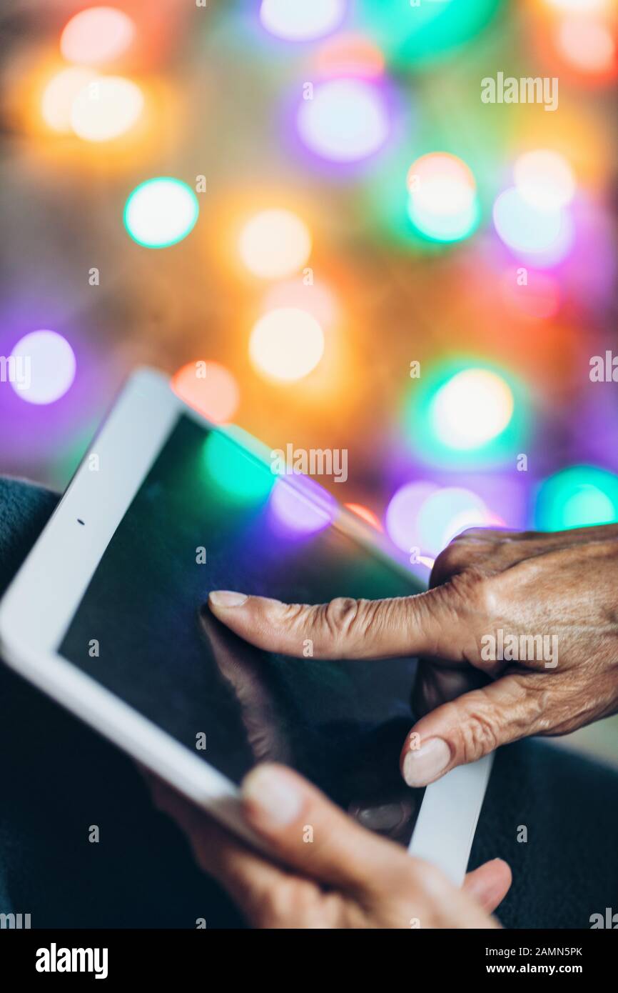 Elderly digital device hi-res stock photography and images - Alamy