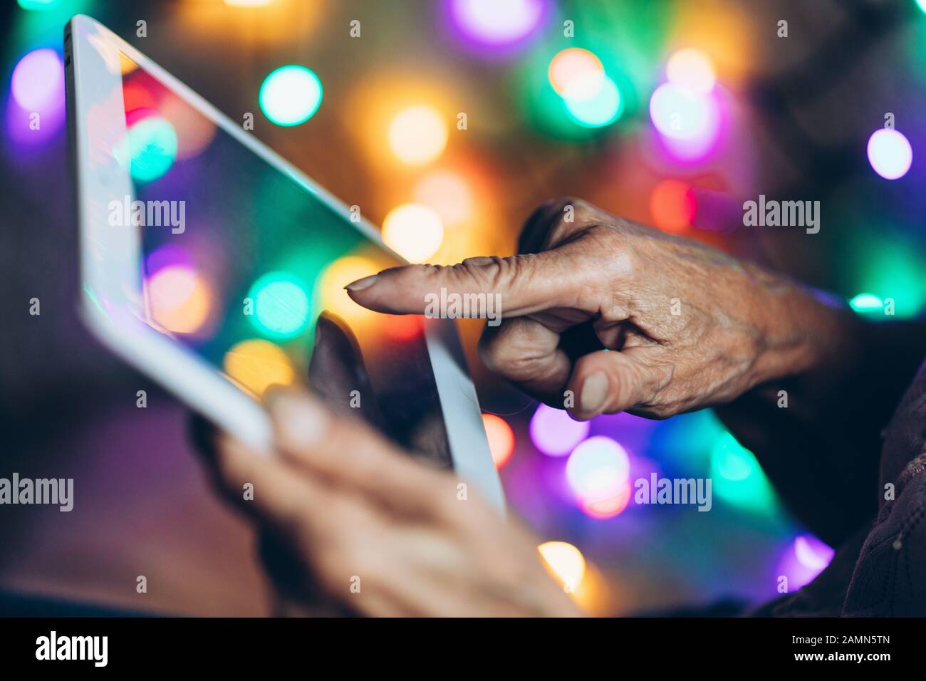 Elderly digital device hi-res stock photography and images - Alamy