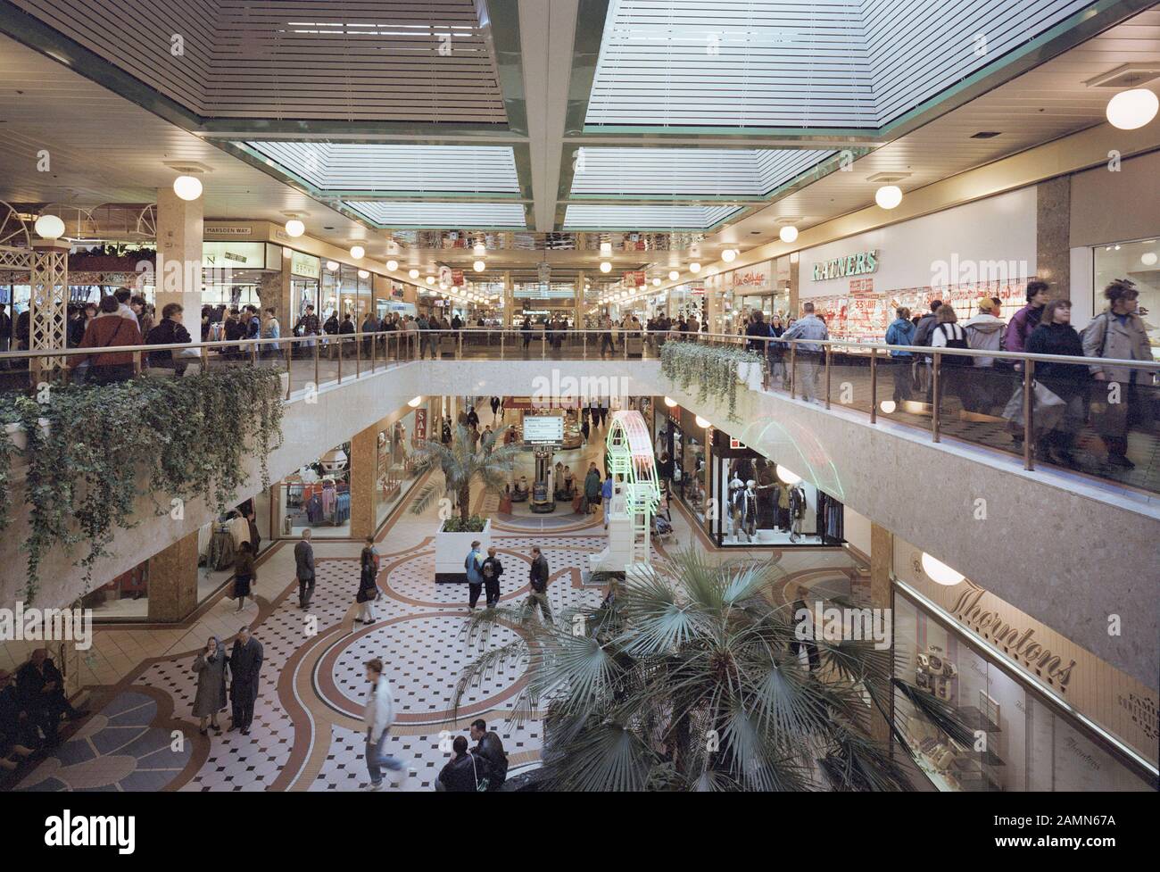 Uk shopping centre 1990 hi-res stock photography and images - Alamy