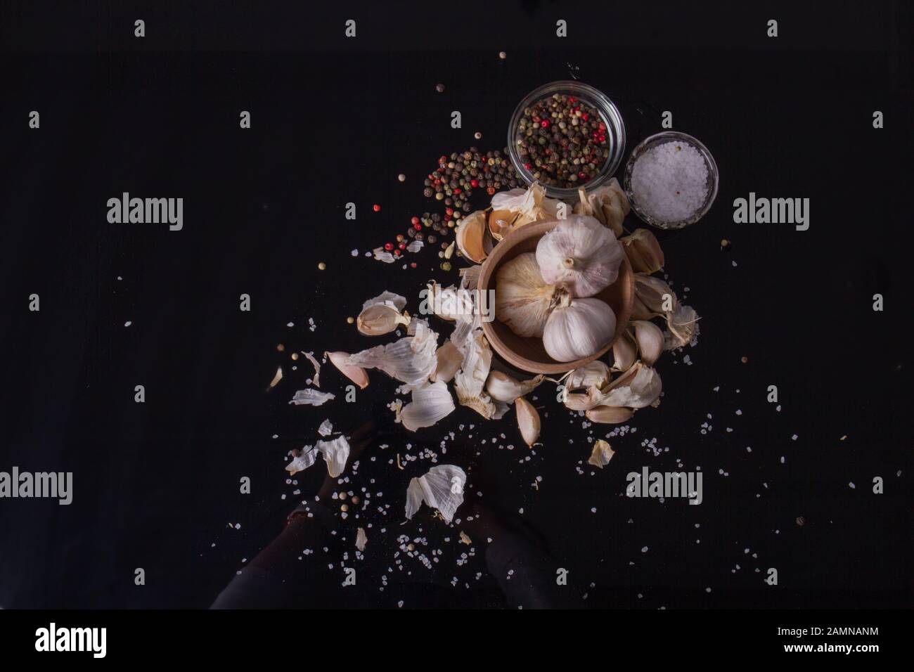 Garlic in wooden cup hi-res stock photography and images - Alamy