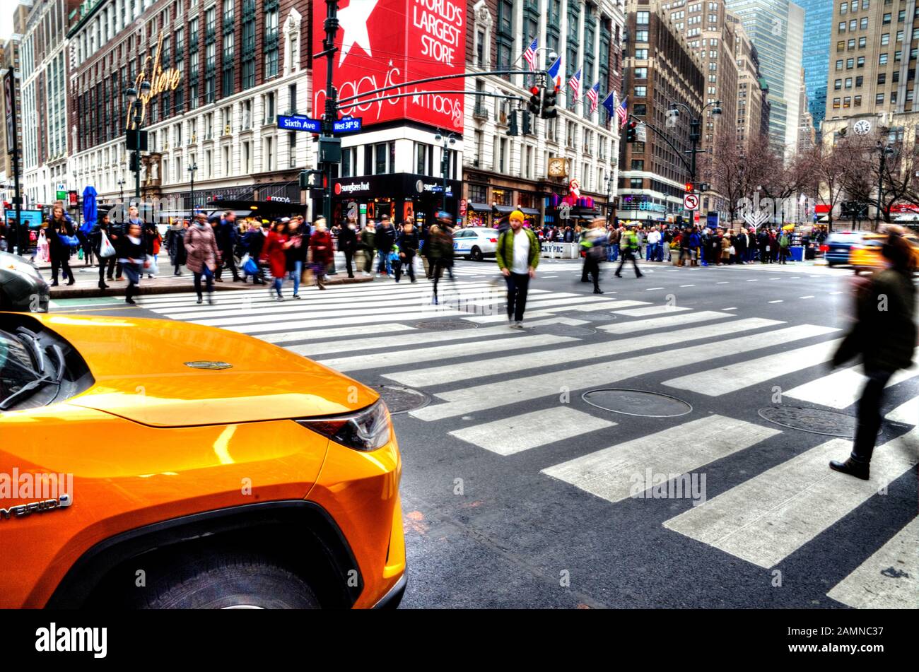 Nyc ny crowd manhattan street winter hi-res stock photography and ...