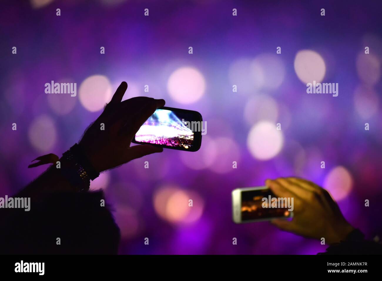 Concert phone recording crowd hi-res stock photography and images - Alamy
