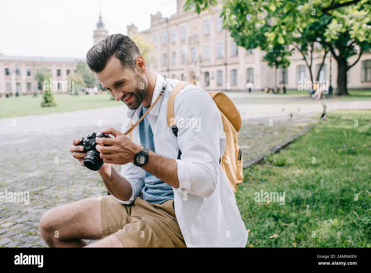 Man looking digital camera hi-res stock photography and images - Alamy
