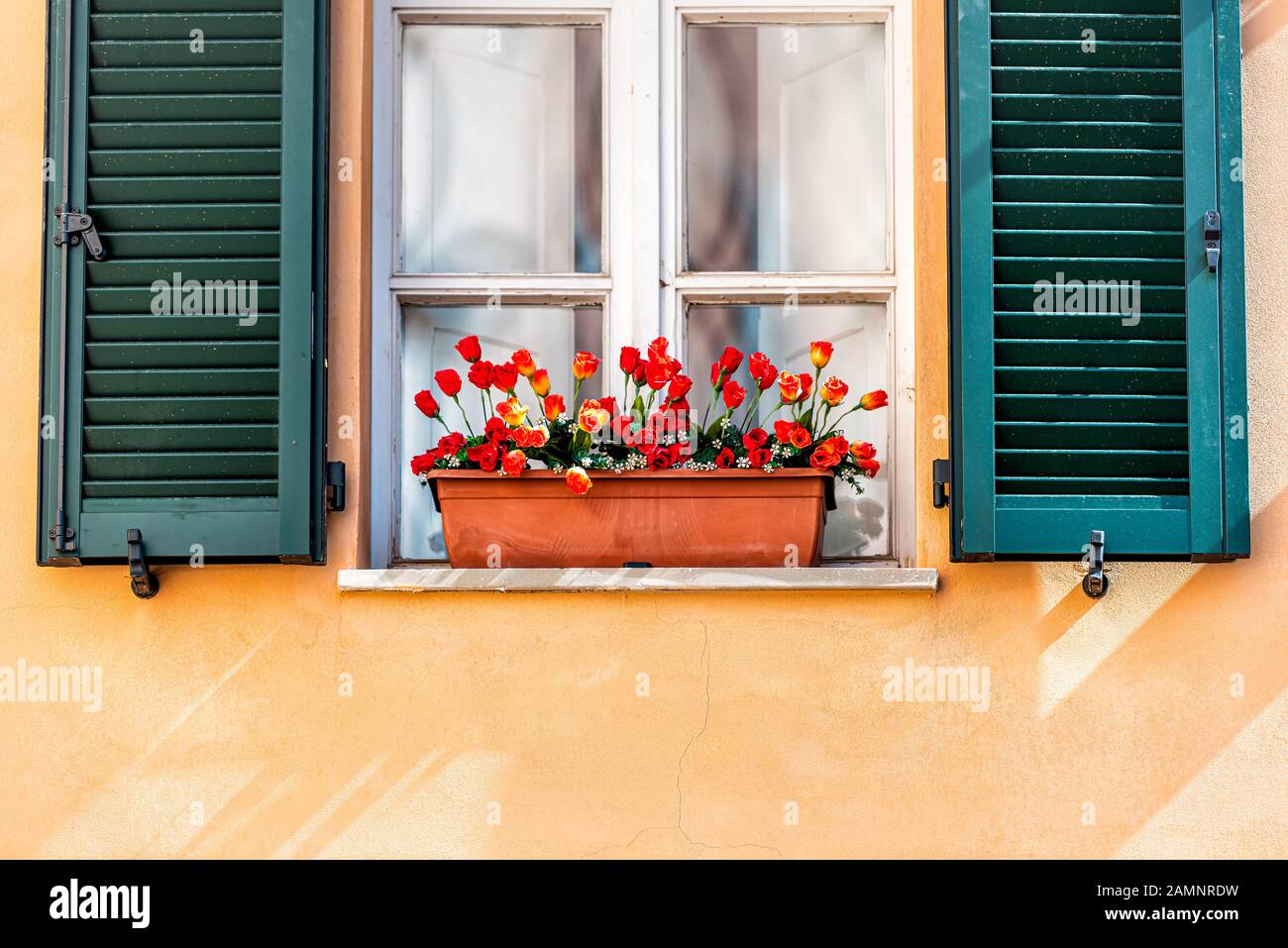 Red flowers in planter box hi-res stock photography and images - Alamy