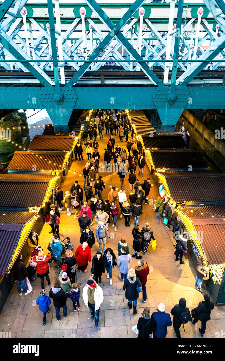 London bridge city christmas market hi-res stock photography and images ...