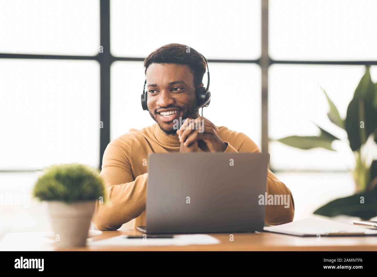 Call centre representative hi-res stock photography and images - Alamy