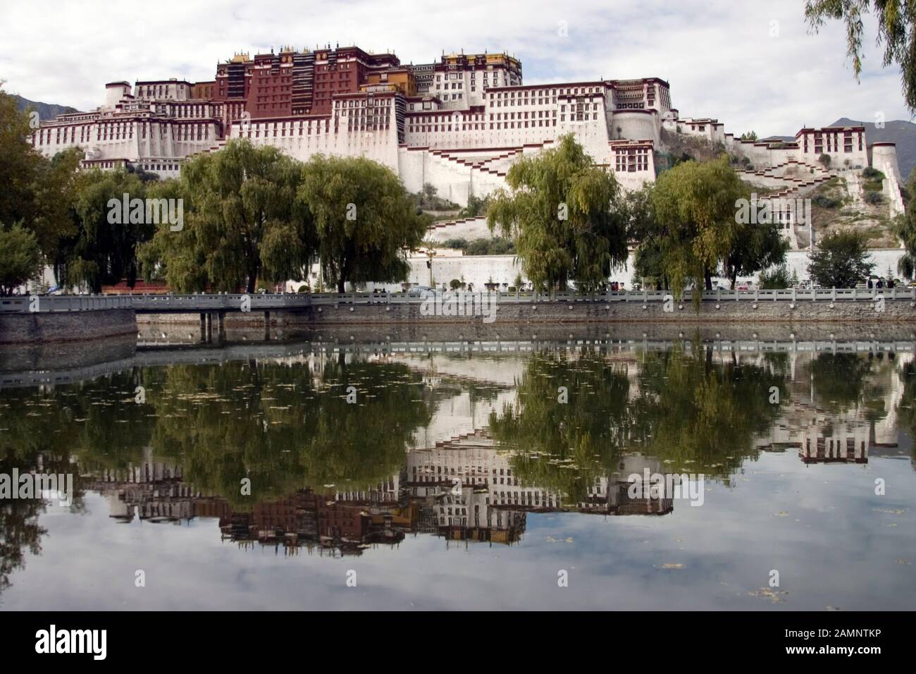 Potala place in Lhasa Tibet Stock Photo - Alamy