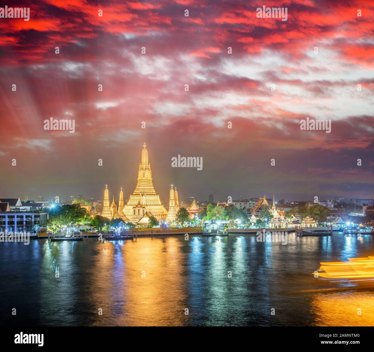 Night view of Wat Arun Ratchawararam temple. Beautiful sunset at Chao ...