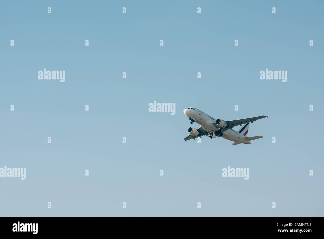 Commercial jet plane landing in blue sky Stock Photo - Alamy