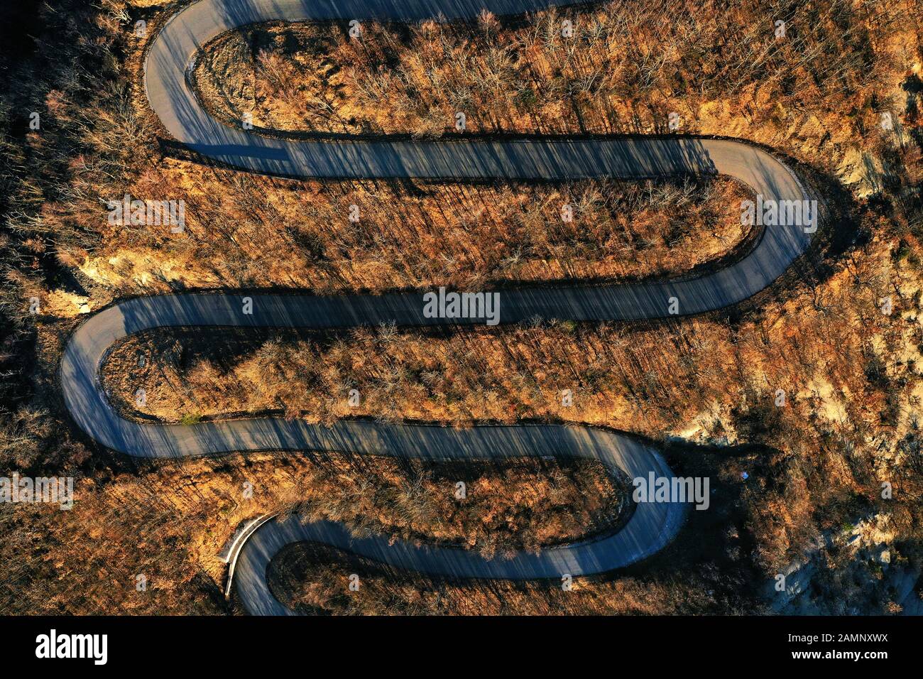Curvy roads hi-res stock photography and images - Alamy
