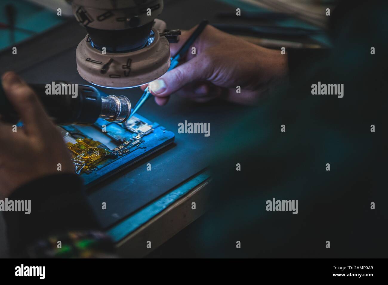 Phone repair hi-res stock photography and images - Alamy