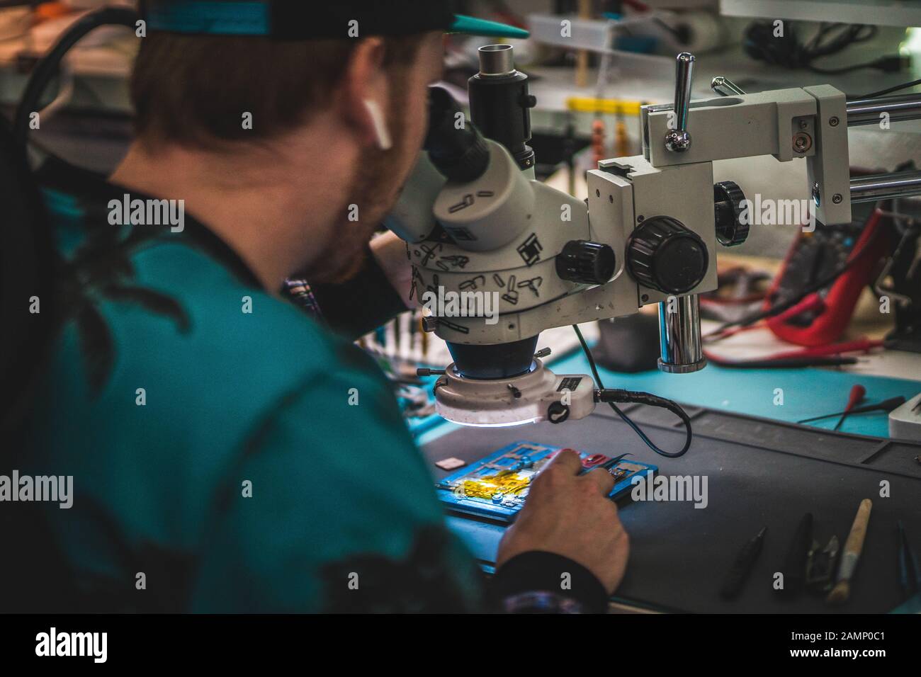 Apple iphone fixing hi-res stock photography and images - Alamy