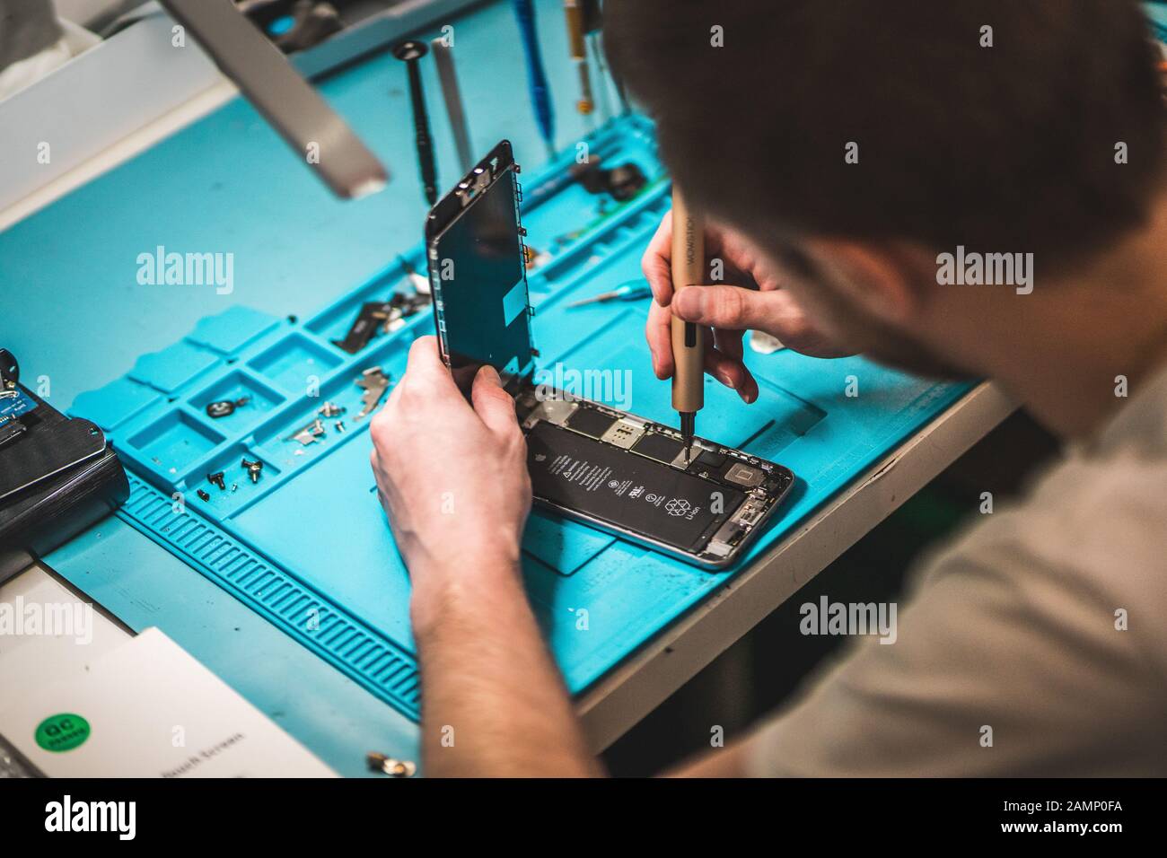 Apple computer repair shop hi-res stock photography and images - Alamy