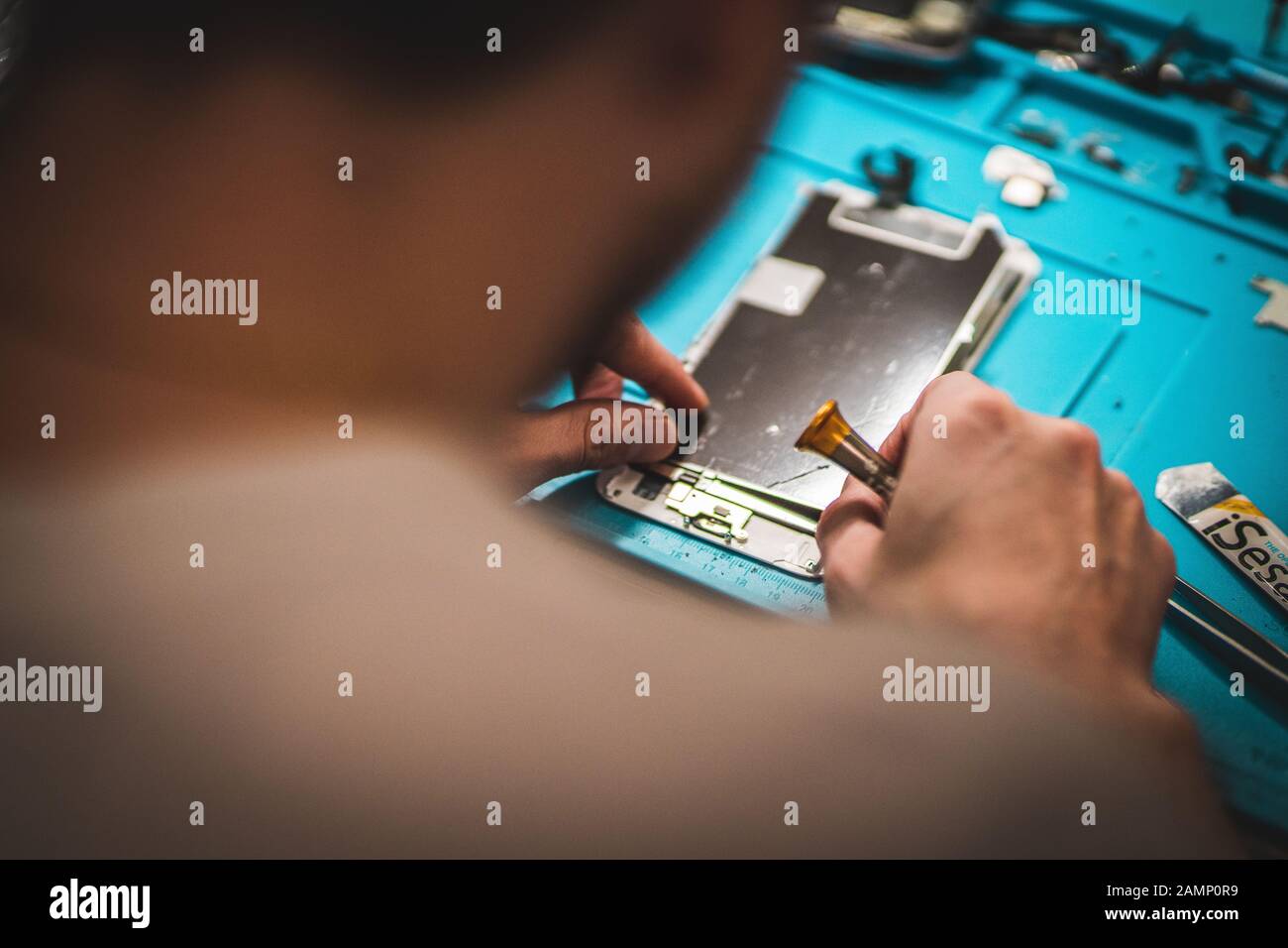 Apple iphone fixing hi-res stock photography and images - Alamy