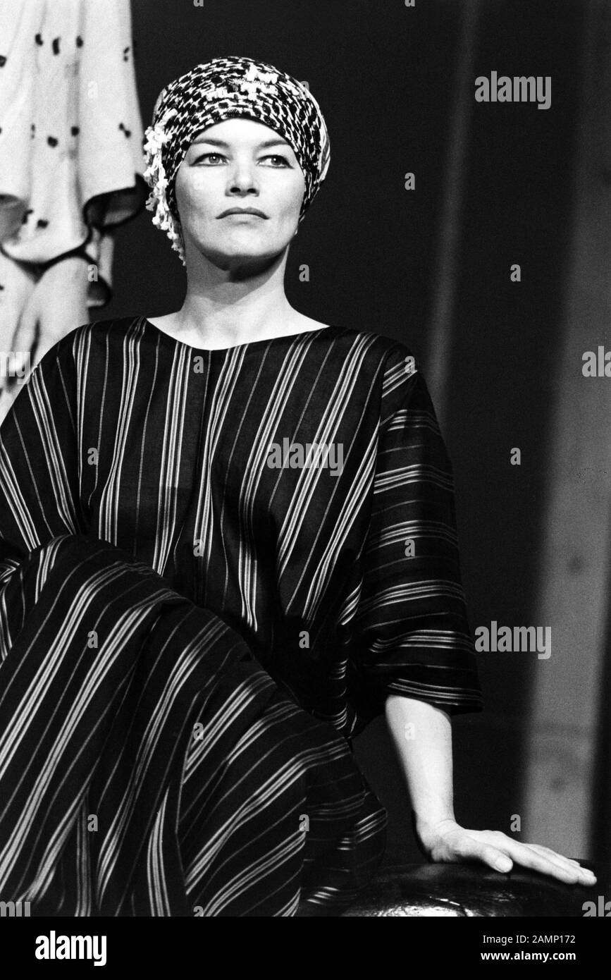 Glenda Jackson (as Cleopatra) in ANTONY AND CLEOPATRA by Shakespeare ...