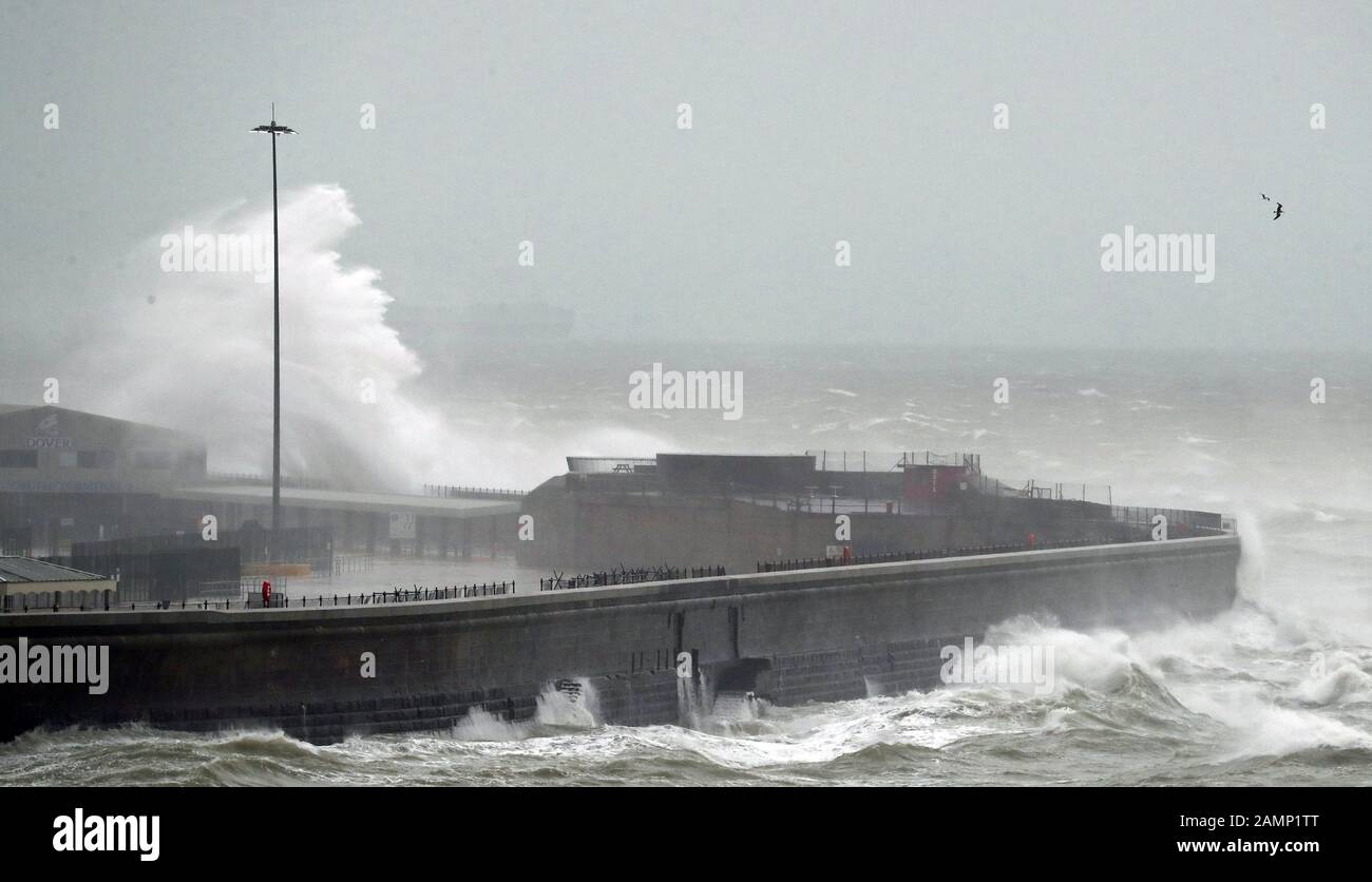 Waves crash over harbour wall hi-res stock photography and images - Alamy