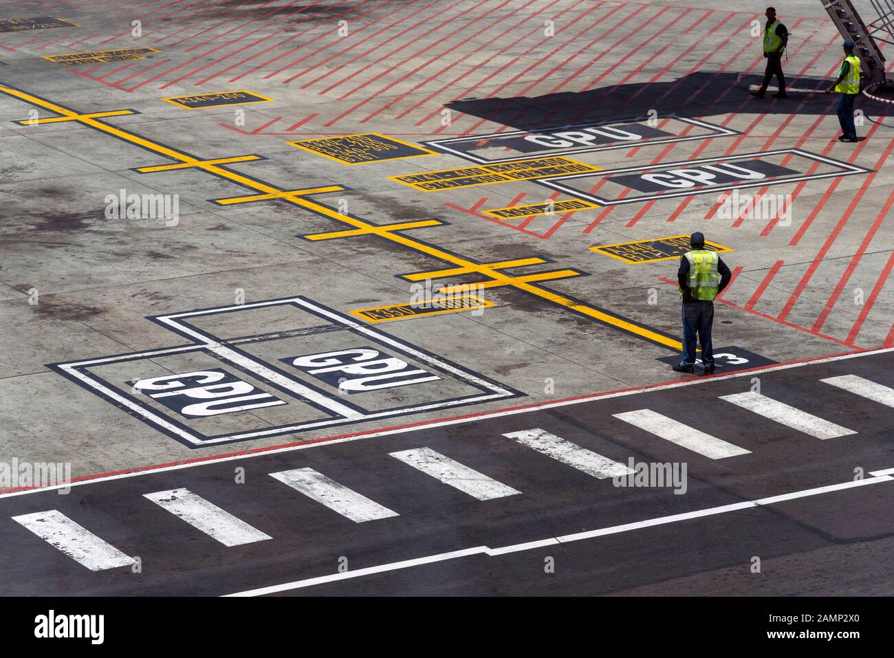 Airport ramp hi-res stock photography and images - Alamy