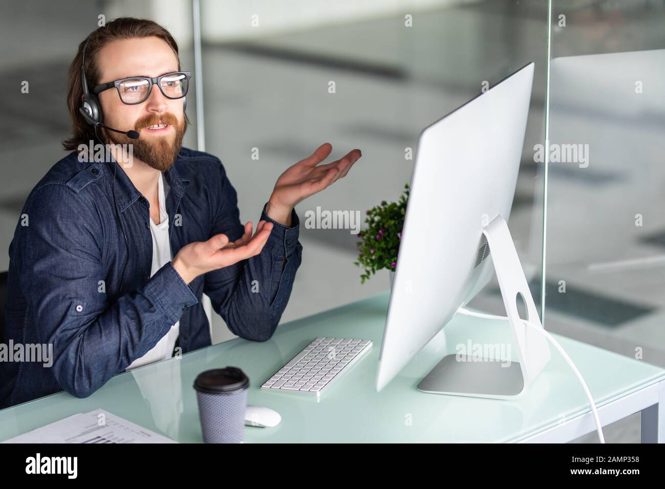 Helpful speaking hi-res stock photography and images - Alamy
