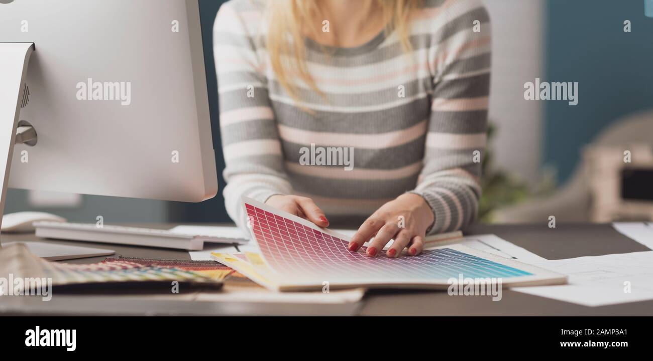 Browsing pages hi-res stock photography and images - Alamy