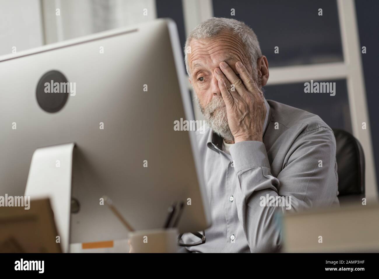 Elderly computer confusion hi-res stock photography and images - Alamy