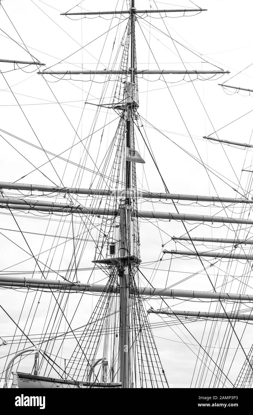 Old sailing ship mast hi-res stock photography and images - Alamy