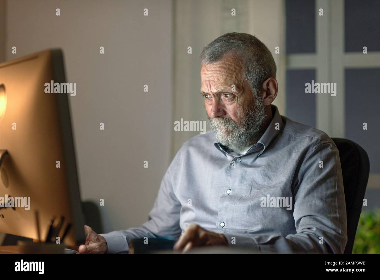 Old man confused computer hi-res stock photography and images - Alamy