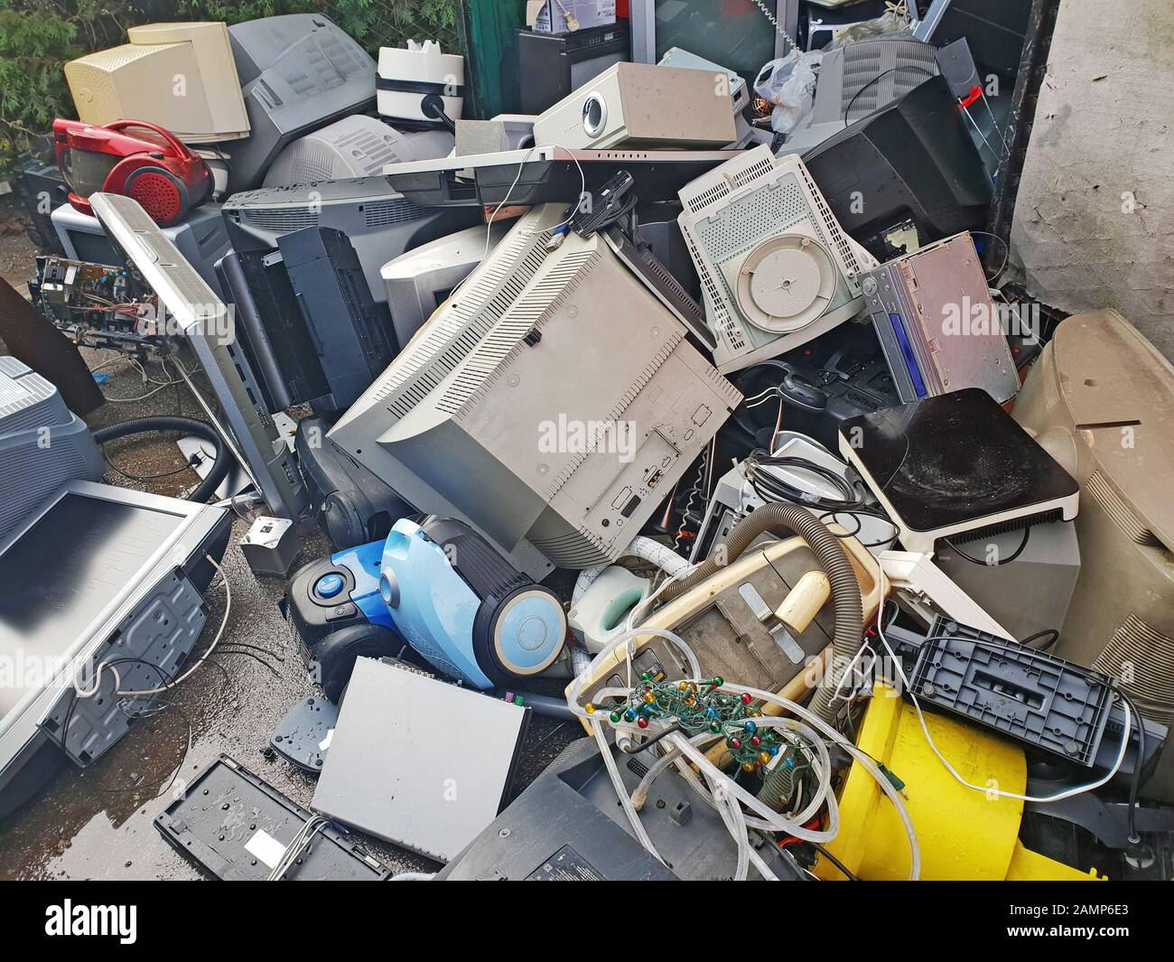 Electronic waste hi-res stock photography and images - Alamy