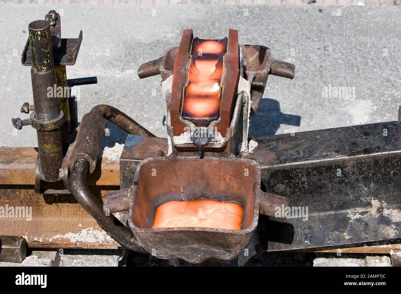 Thermite reaction iron hi-res stock photography and images - Alamy