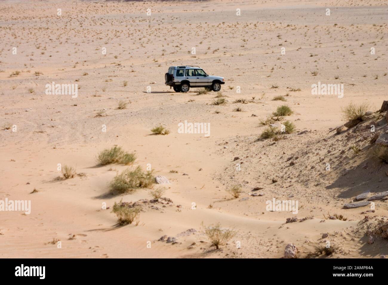 Landrover Discovery in the desert Stock Photo - Alamy