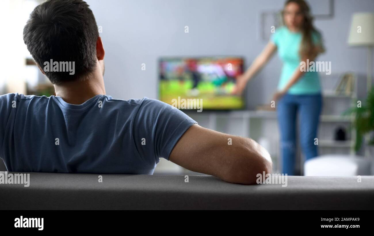Couple arguing home tv hi-res stock photography and images - Alamy