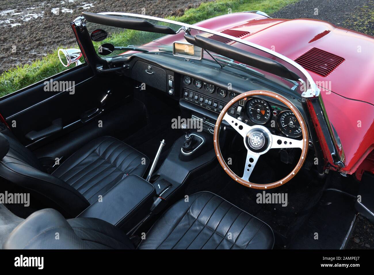 1969 Jaguar E-type Series II roadster cockpit Stock Photo - Alamy