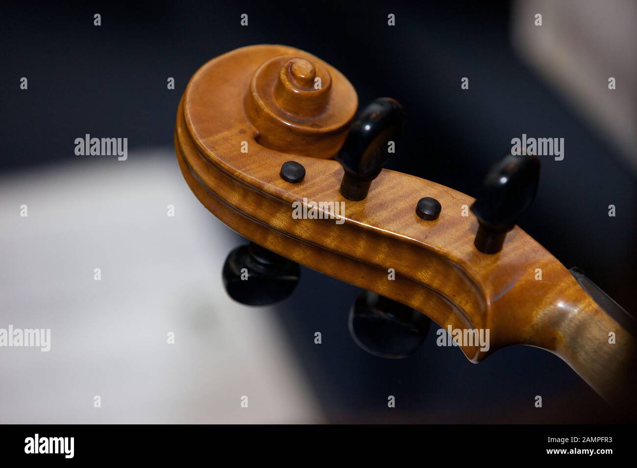 Violin scroll hi-res stock photography and images - Alamy